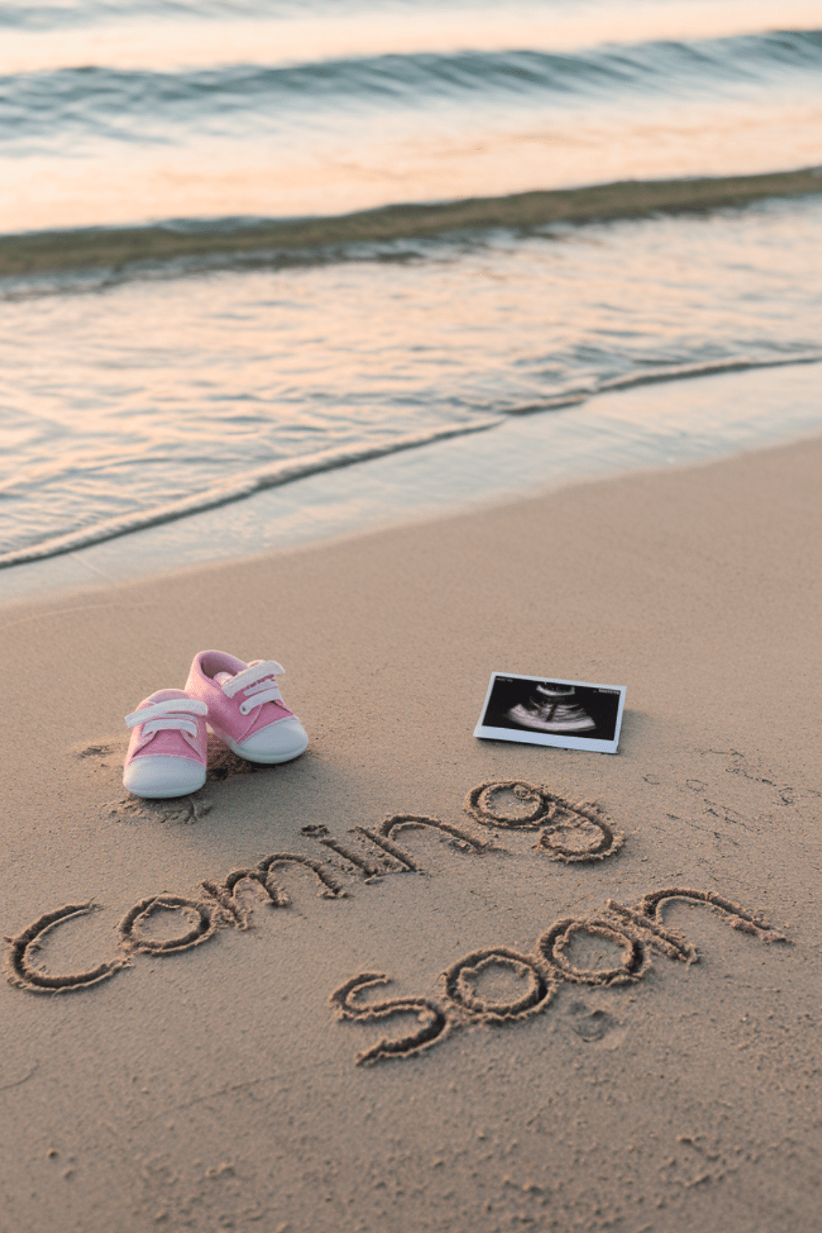 10 Beautiful Beach Pregnancy Announcement Ideas for a Summer Baby Reveal