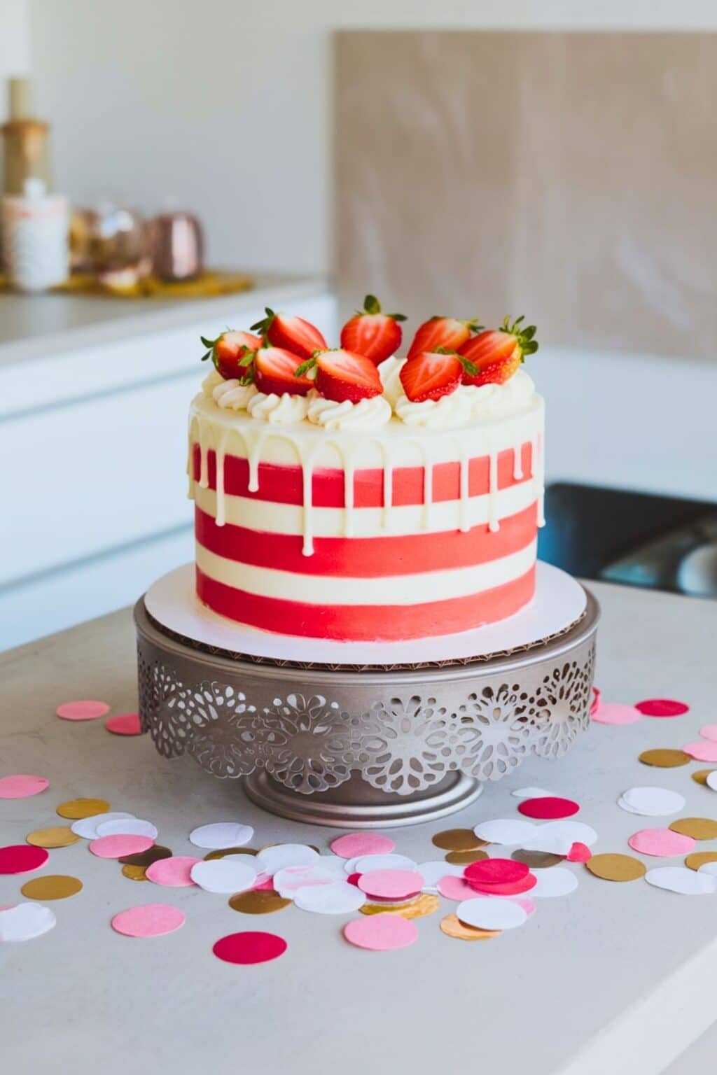 12 Adorable Strawberry Smash Cake Ideas for the Sweetest Berry First ...